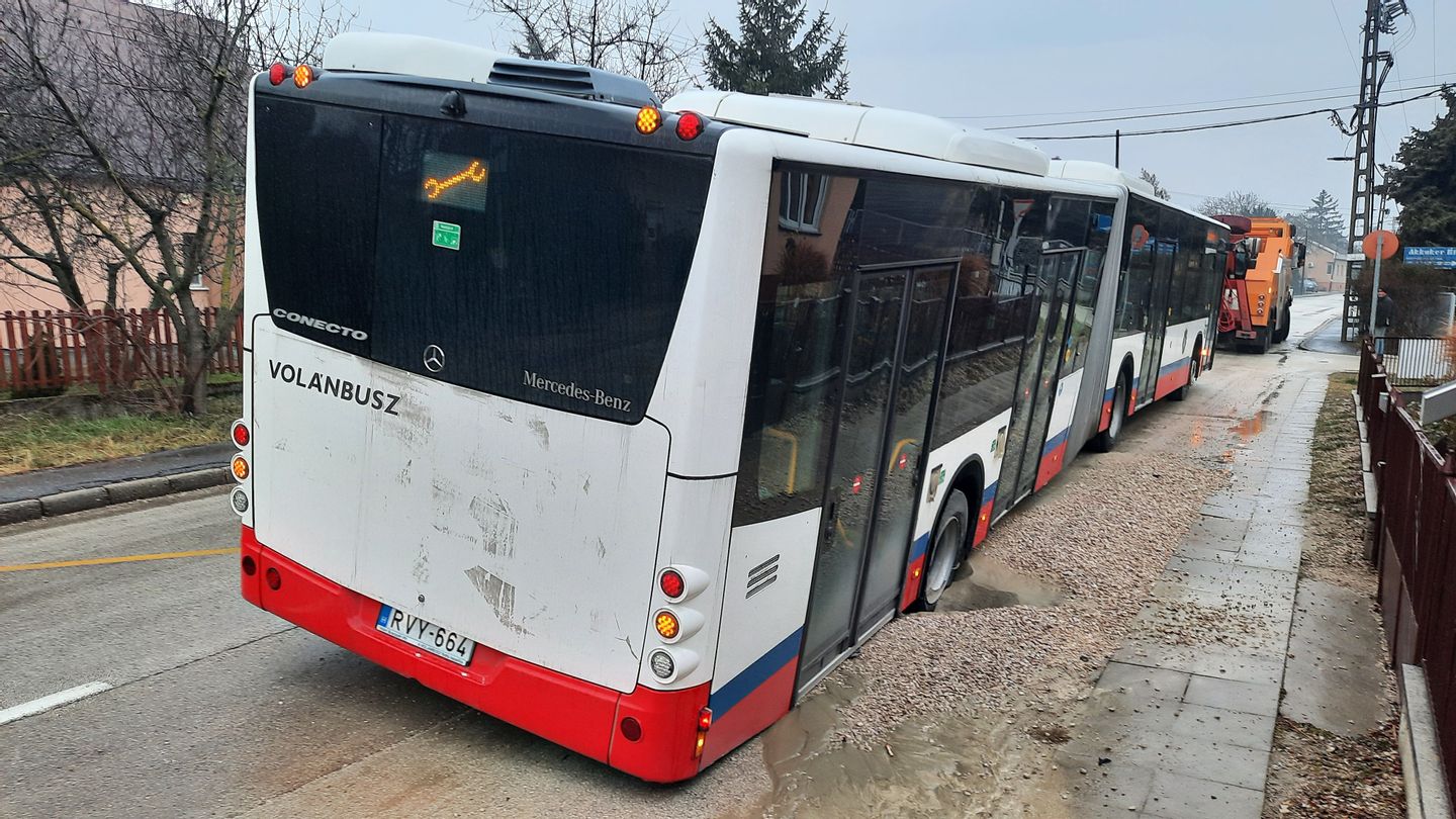 Beszakadt a kavicsos út egy busz alatt Öreghegyen