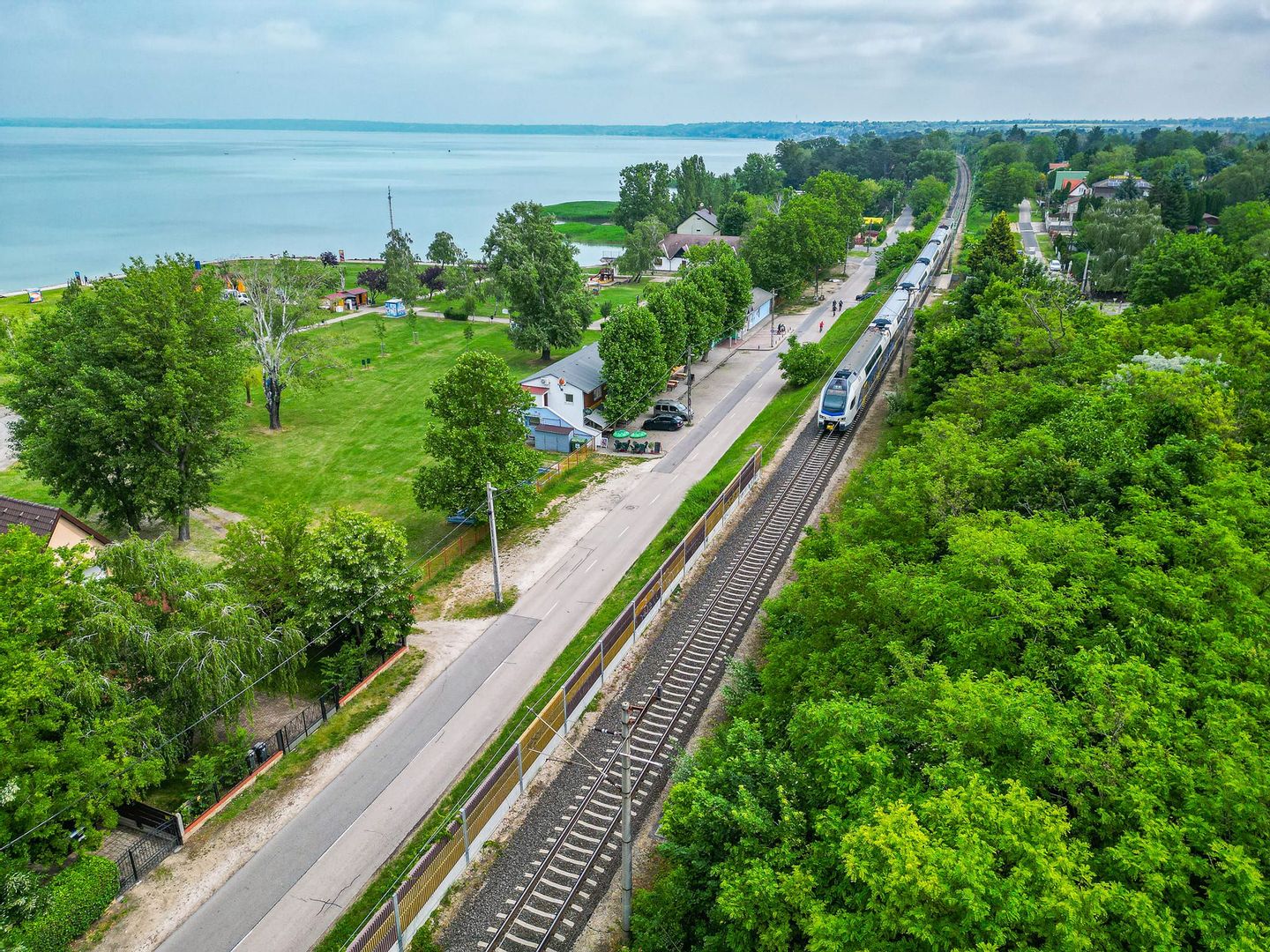 Vonattal utaznál a Balatonhoz? Itt van néhány hasznos tipp!