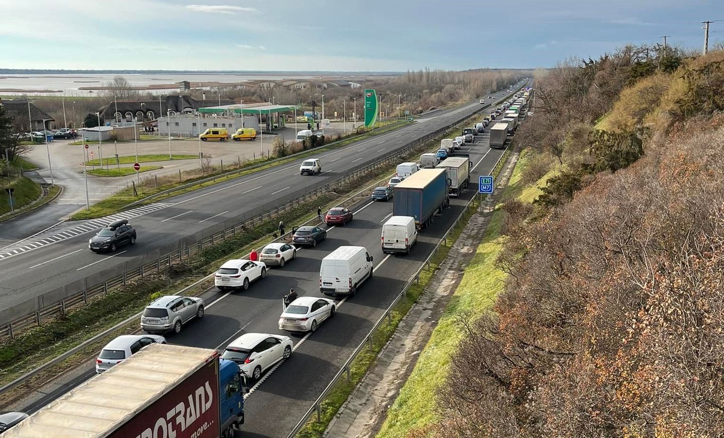 Négyes karambol az M7-esen, teljesen beállt az autópálya