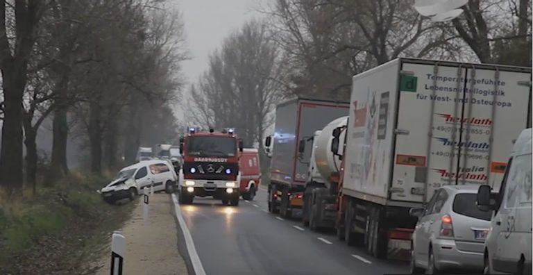 Baleset a 81-es főúton, a forgalom egy sávon halad - videó Baleset a 81-es főúton, a forgalom egy sávon halad - videó